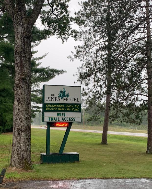 The Pines Motel, 크리비츠, 크리비츠 (WI), 미국 - 여기어때 특가