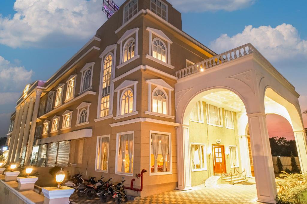 Hotel Utsav Square, 라투르, 라투르, 인도 - 여기어때 특가